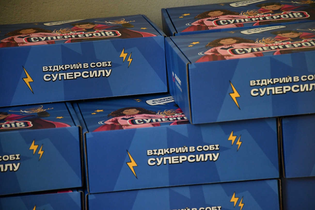 Favbet Foundation передав набори канцелярії для малозабезпечених дітей ...