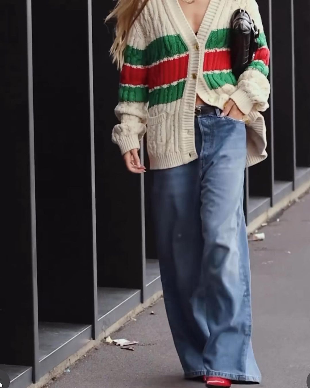 Стиліст показала з чим носити трендове червоне взуття модні варіанти Читайте на Ukr Net