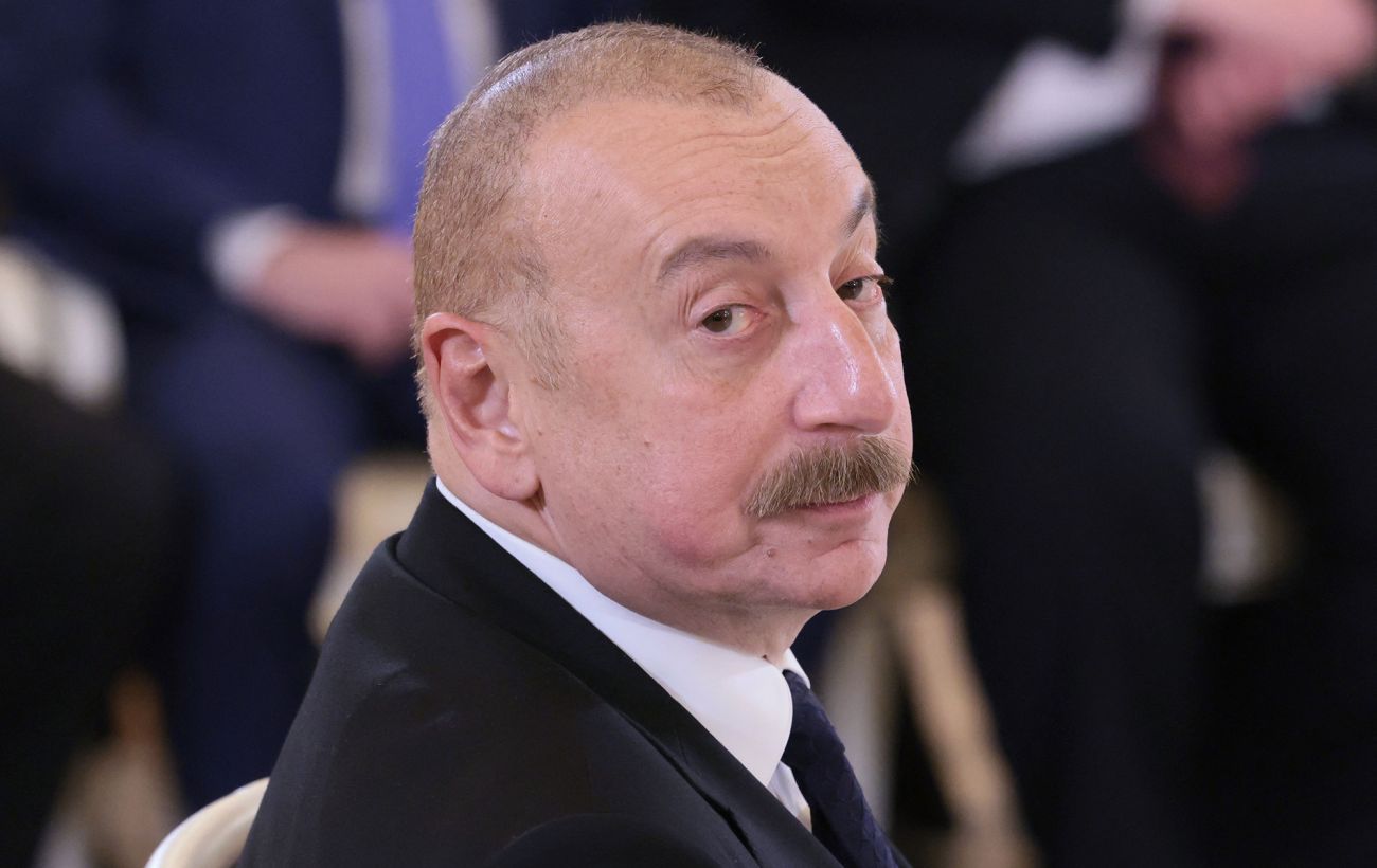 Алиев посмертно присвоил звание Героя членам экипажа, разбившегося в ...