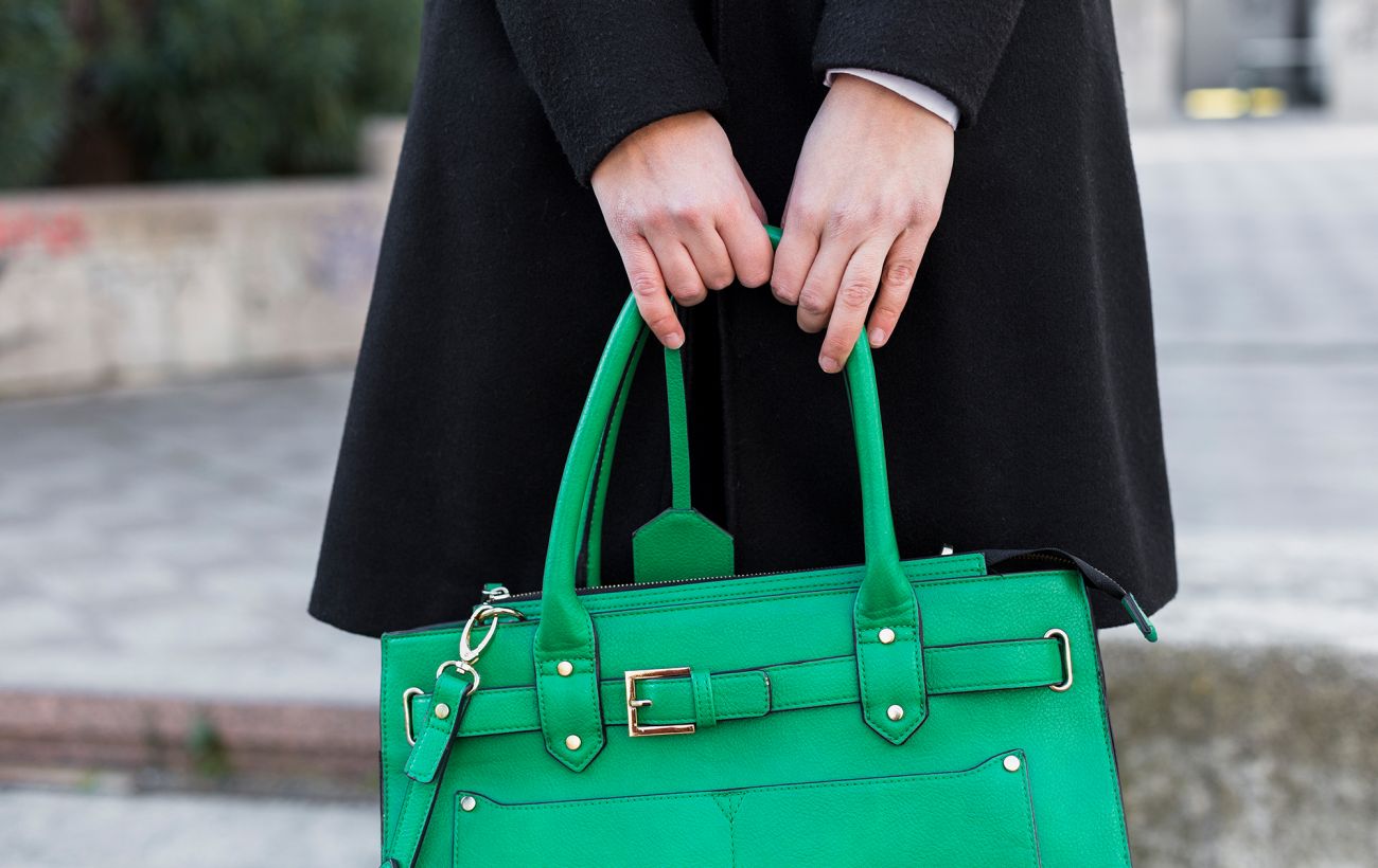 Какие вещи нельзя держать в женской сумке | РБК Украина