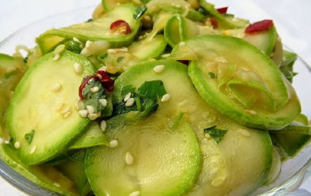 Малосольні кабачки легко приготувати - рецепт | РБК-Україна