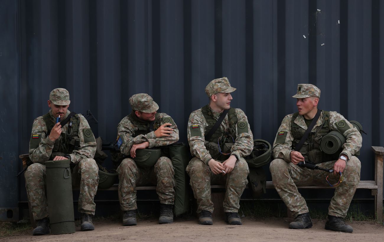 На фоні війни в Україні Литва вирішила мобілізувати юнаків відразу після школи Читайте на Ukr Net