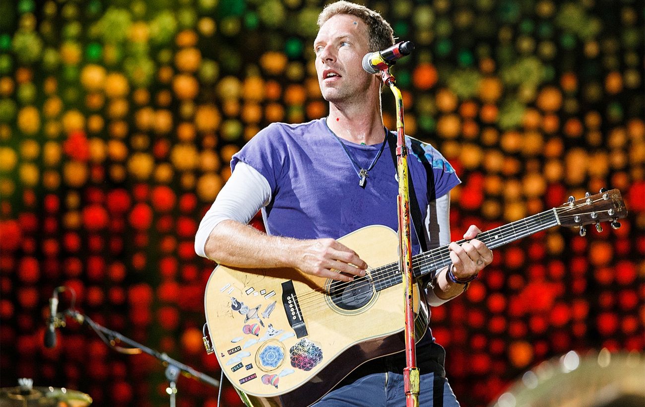 Кріс Мартін з Coldplay назвав братом фаната з РФ і заспівав для нього - відео | РБК-Україна