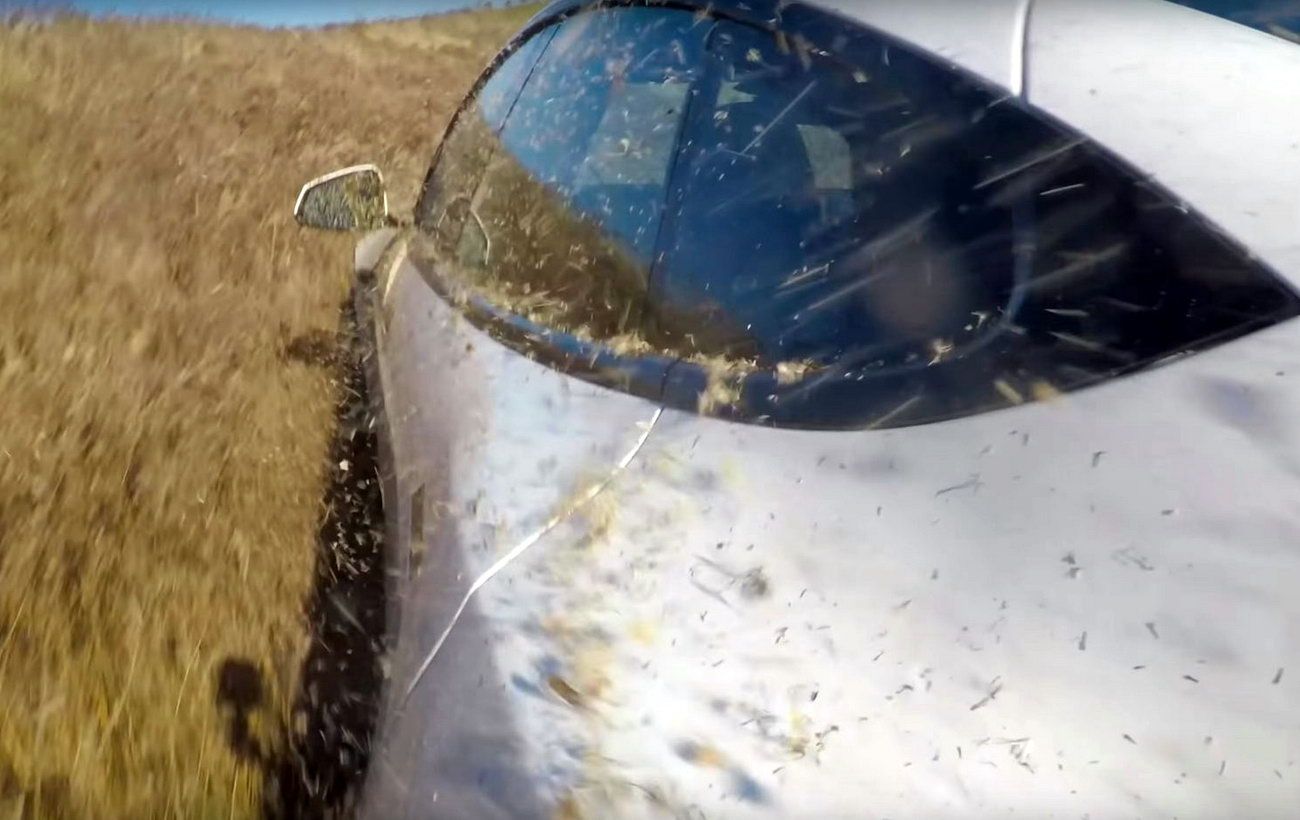 Самая мощная Tesla Model S Plaid попала в аварию на гоночном треке из ...